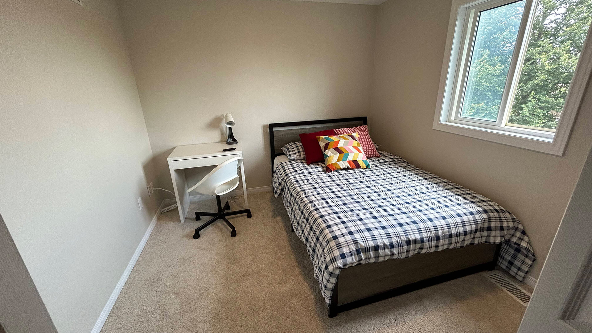 Deluxe Basic, Waterloo Student Rooms - LiwinCo