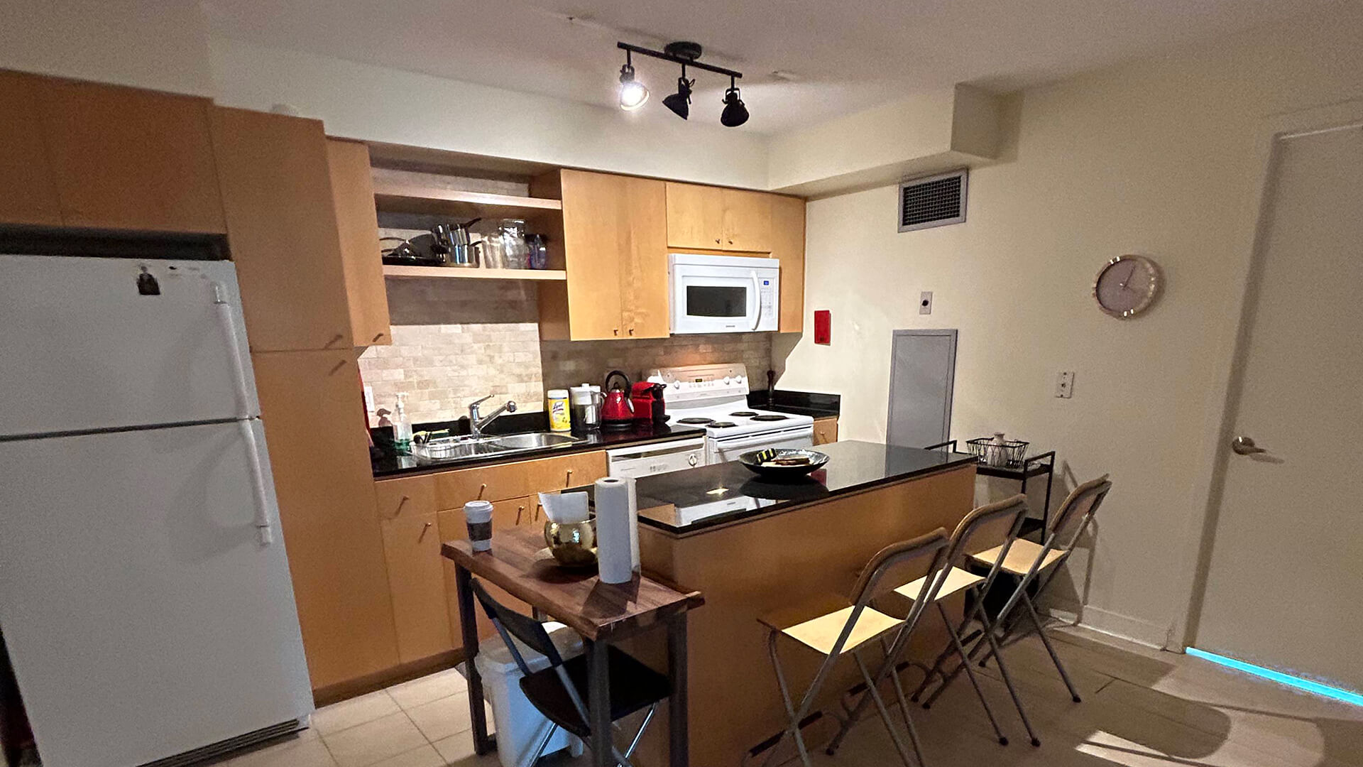 Deluxe Room,Entertainment District, Toronto Student Housing - LiwinCo