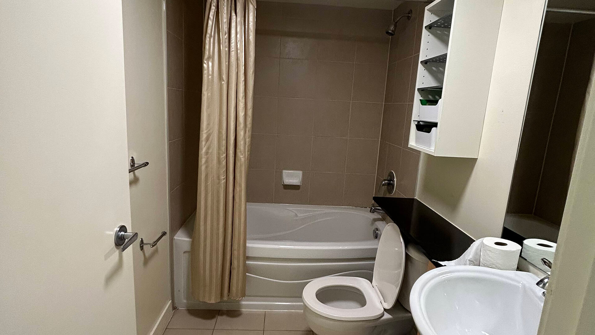 Deluxe Room,Entertainment District, Toronto Student Housing - LiwinCo